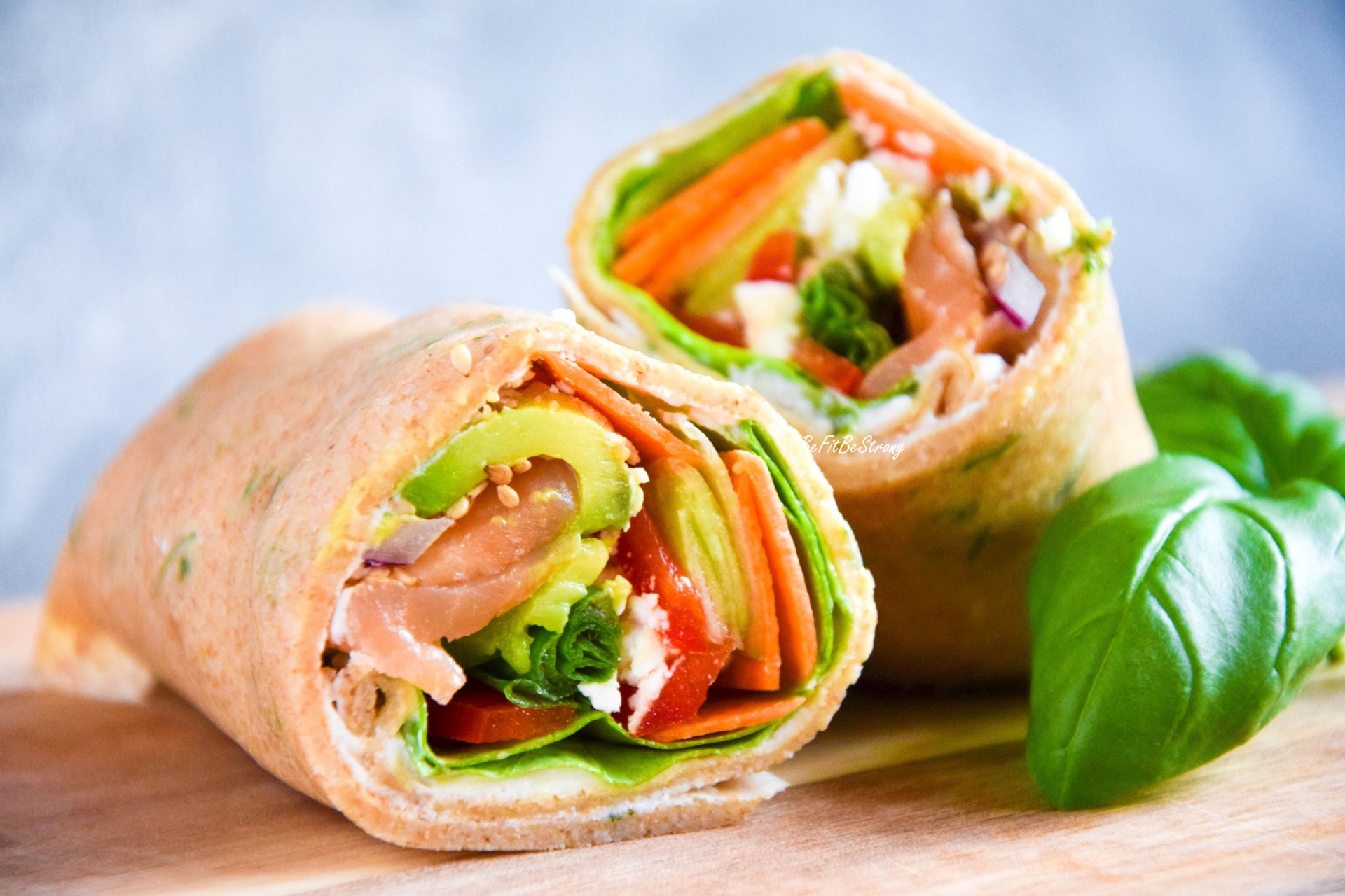 Pełnoziarniste wrapy naleśnikowe z warzywami i łososiem - Be Fit Be Strong